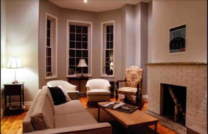 Spacious Bedroom In Victorian Home! - Toronto