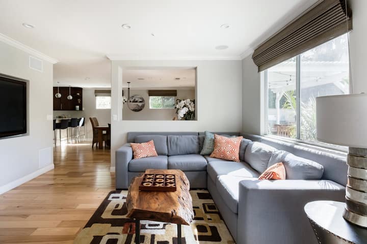 Walk To The Beach, 5 Br Retreat - 엔시니터스