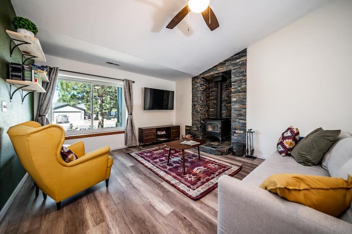 Pine Cone Getaway- Charming Home With Fire Pit - Flagstaff, AZ
