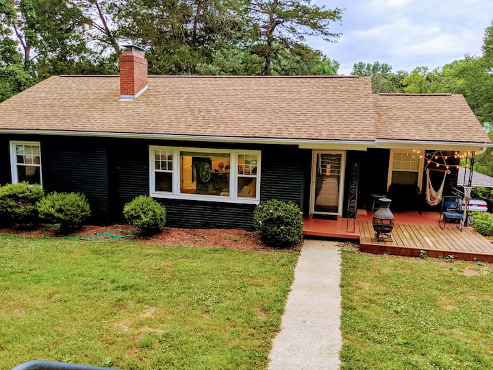 Hygge Blue House  - Downtown Morganton - Morganton, NC