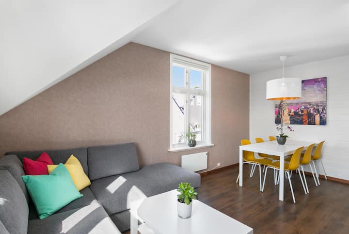 Stor Leilighet Med 5 Soverom, 2 Bad Og Takterrasse - Alesund