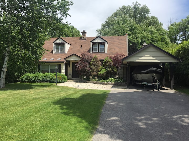 Lovely Waterfront Lake Simcoe Cottage With Dock - Georgina