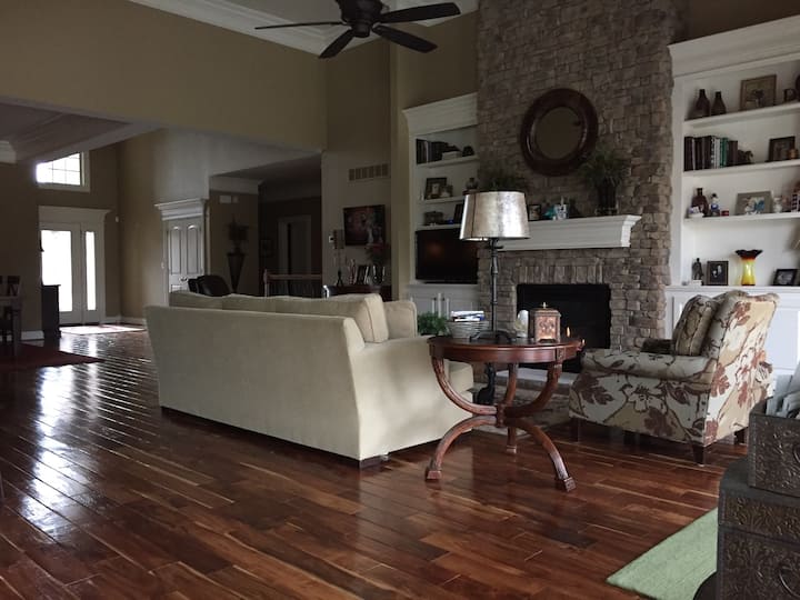 Beautiful Derby City Luxurious Condo - Charlestown, IN