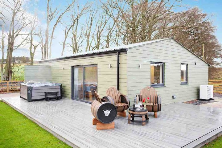 Shiphorns Luxury Cabin With A Hot Tub - Peebles