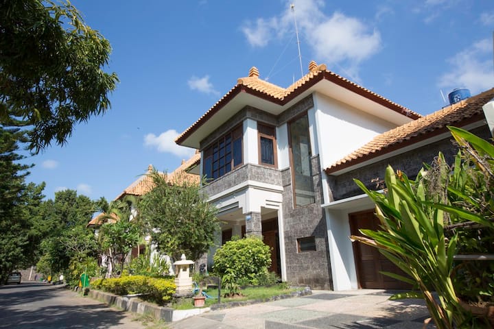 Comfortable 2 Storey Villa In Kuta - Kuta