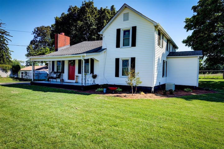 “Memaw’s” A Mid-mod Smoky Mountain Farm House - Maryville, TN