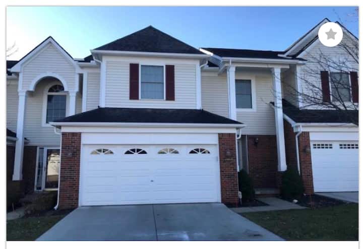 Private Bedroom In Centrally Located Novi Townhome - Novi, MI