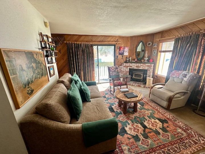 Cozy Condo With A View & Steps To The Red Line Bus - Mammoth Lakes, CA