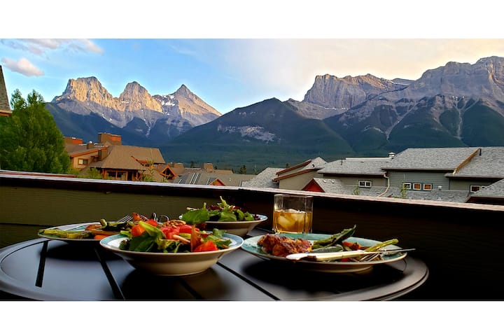 Romantic Rockies Loft. Top Floor View / Park Pass! - Canmore