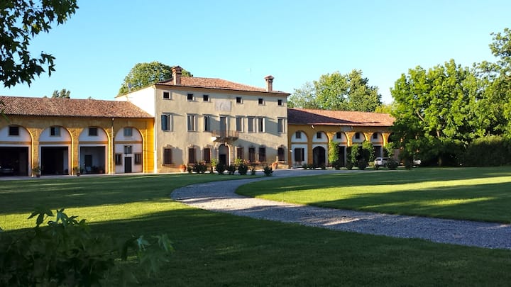 Isola Rizza Vacation Rentals & Homes - Italy | Airbnb