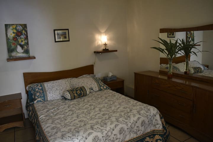 Habitación Con Terraza, Privada, 900 M De La Plaza - Morelia