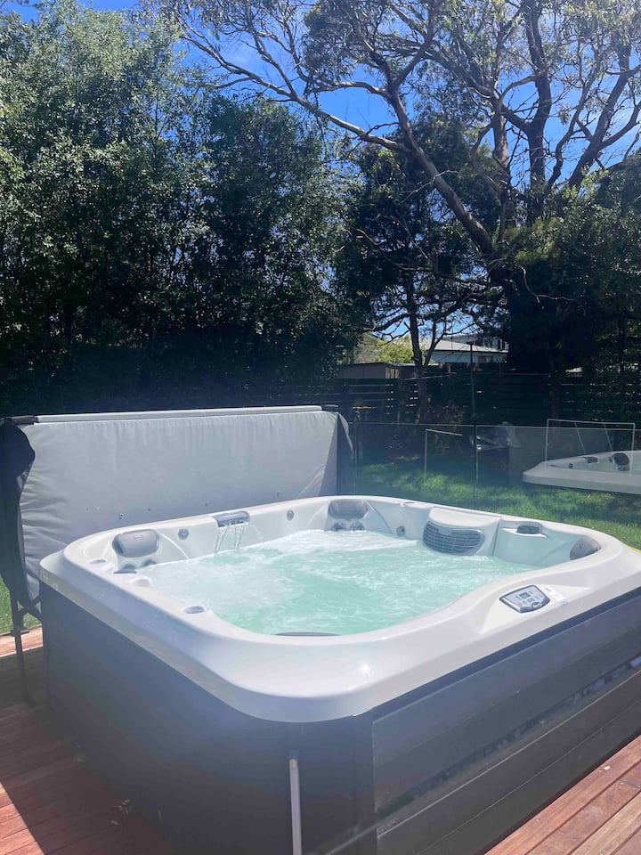 Homey Beach Cottage With Spa, Walk To Beach - Phillip Island