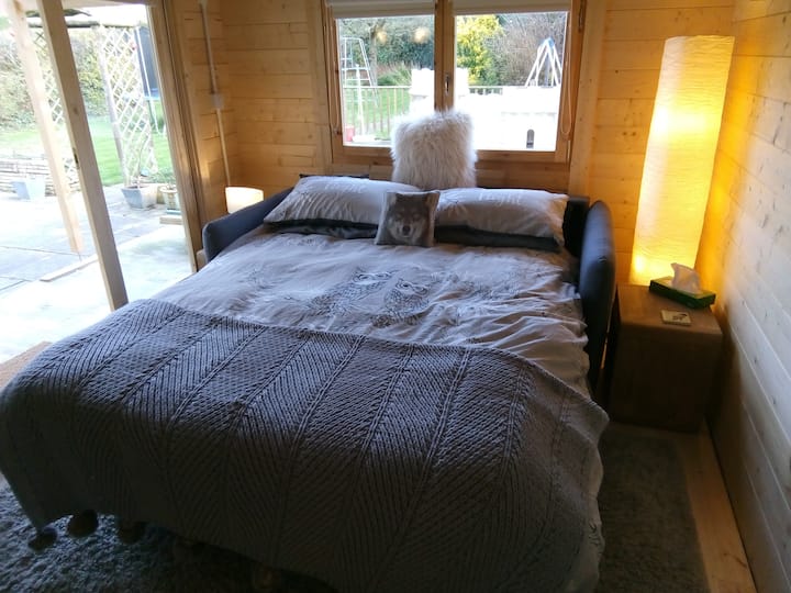 Cosy Self-contained Garden Cabin - High Wycombe