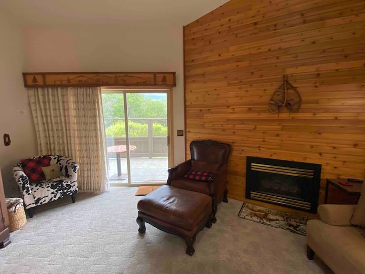 The Golden Bear- Golf, Ski & Downtown - Red Lodge, MT
