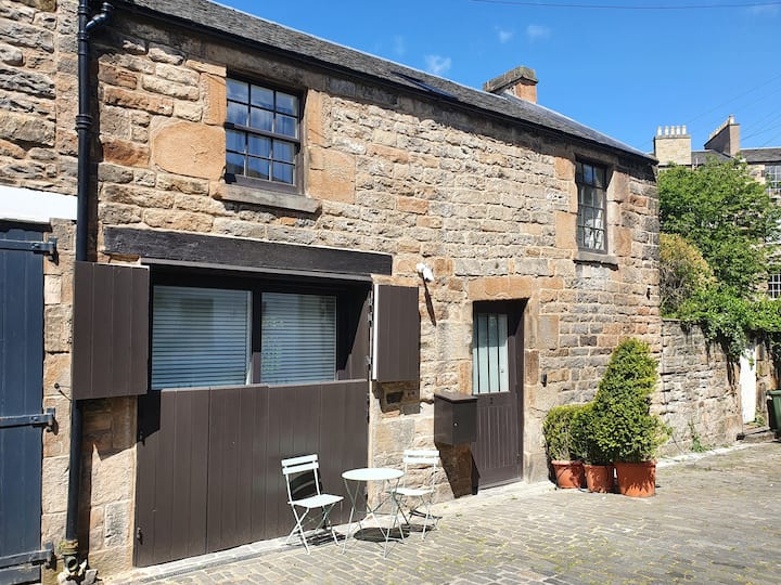 Idyllic Mews House In The Heart Of The New Town - 