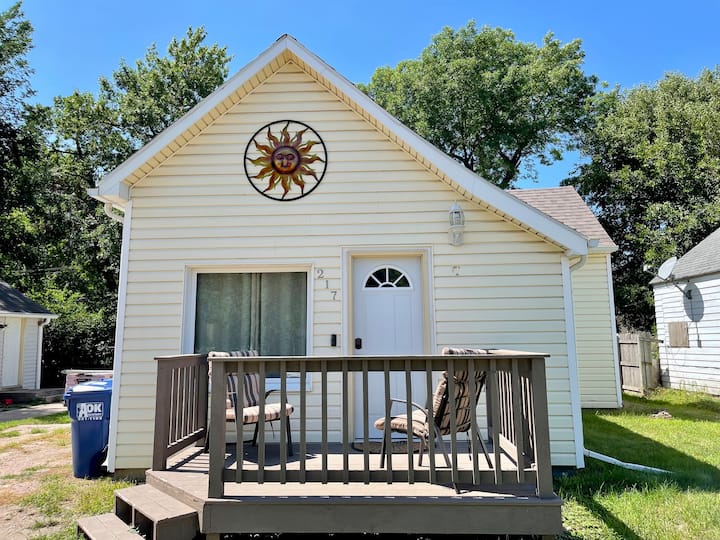 Ray Of Sunshine | Sleeps 6 | Near Denny & Downtown - Sioux Falls, SD