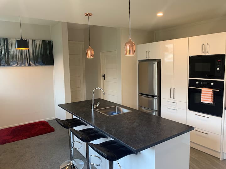Nice Quiet Queen Room Available - Dunedin