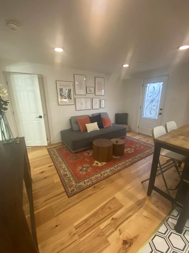 Modern Chic 1 Bedroom Central Location - Peterborough, ON, Canadà