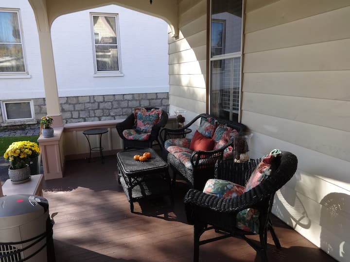 Cozy, Romantic, Historic Saratoga Apartment - Saratoga Springs, NY