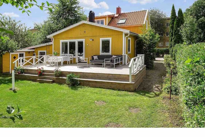 Renovated House With Garden – Central Enskede - Stockholm