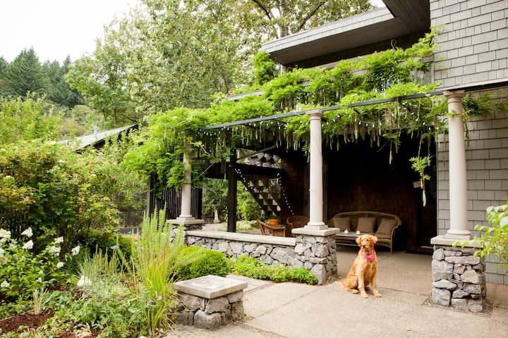 Willamette Heights Apartment - Portland, OR