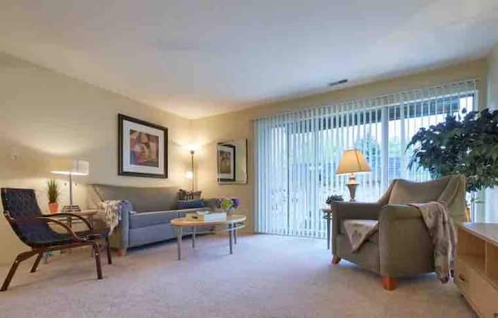 Lovely Two Bedroom Cozy Comfy Apartment - Livonia, MI