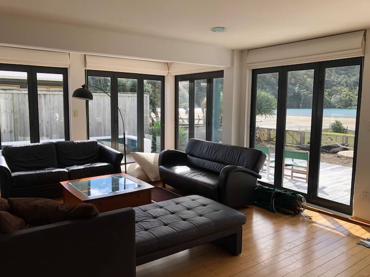 Luxury Waiwera Beach Front Home - Puhoi