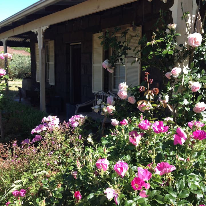 Stone Heritage Cottage C1865 - Hamilton