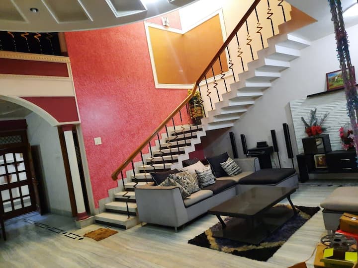 Cheerful 4 Bedroom  Bungalow 
With Free Parking .. - Lucknow
