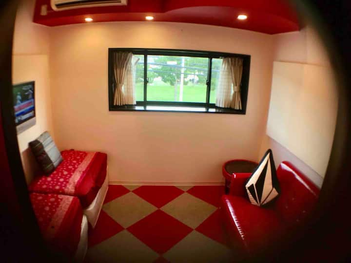 横乗り系プロショップの2階白赤ロフト部屋202号室、共用ダイニングキッチン付きラウンジありwi-fi - 長野県