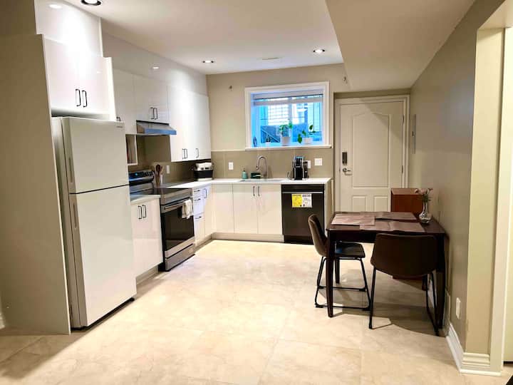 Spacious Guest Suite 1brm Next To Green Belt - Coquitlam