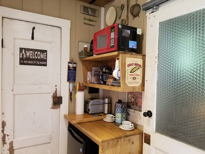 Retro Tiny Cabin In The Trees - Harpers Ferry, WV