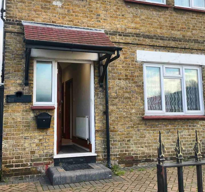 An Idyllic Home For Your Private Group Getaway - Enfield