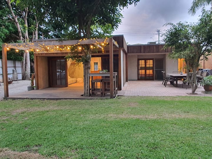 Villa Rustika - 4 Min To Beach & Pet Friendly - Coolangatta