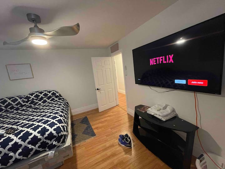 Full Kitch, 65"smart Tv,king Bed - Halifax