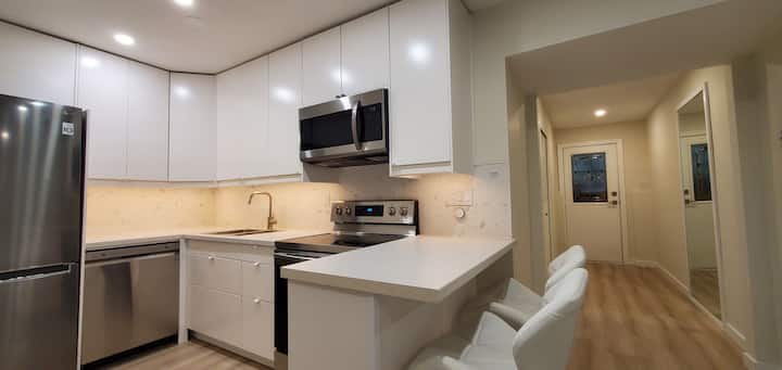 Modern Pet Friendly Suite With Separate Laundry - Coquitlam
