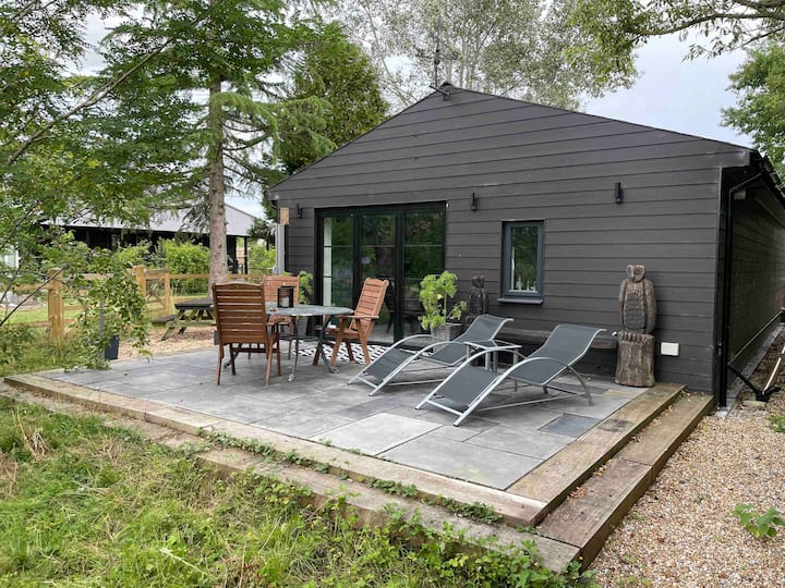 Spacious 1-bed Barn Conversion Overlooking Pond - Sissinghurst