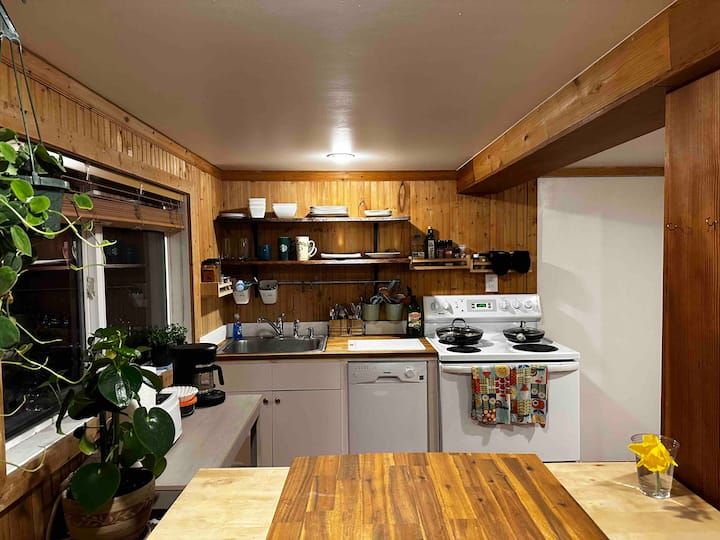 Charming Forest Park Apt In A Cabin Home 2-90 Days - Beaverton, OR