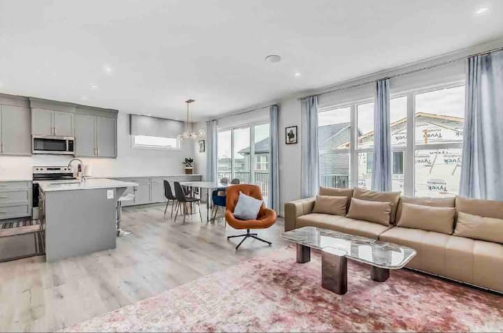 Cozy Luxury House W/ac Near Airport 2200+sqft - Calgary