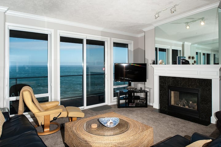 Captain's Quarters - Top Floor Oceanfront Condo - Depoe Bay, OR