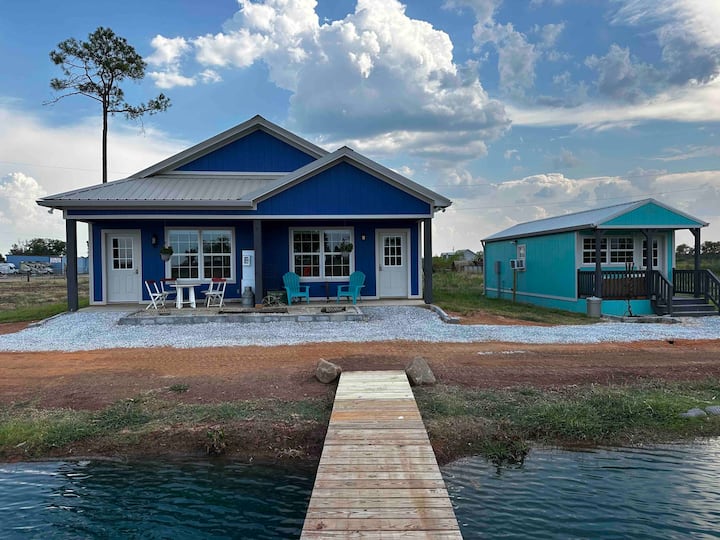 Funny Farm Cabins On The Pond - (Vintage Cabin) - Alexandria, LA