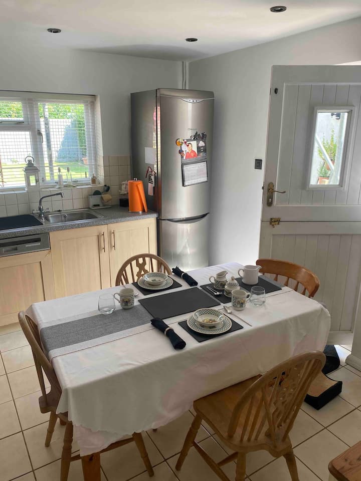Twin Room | Central Chi | Goodwood | Breakfast Inc - Bracklesham Bay