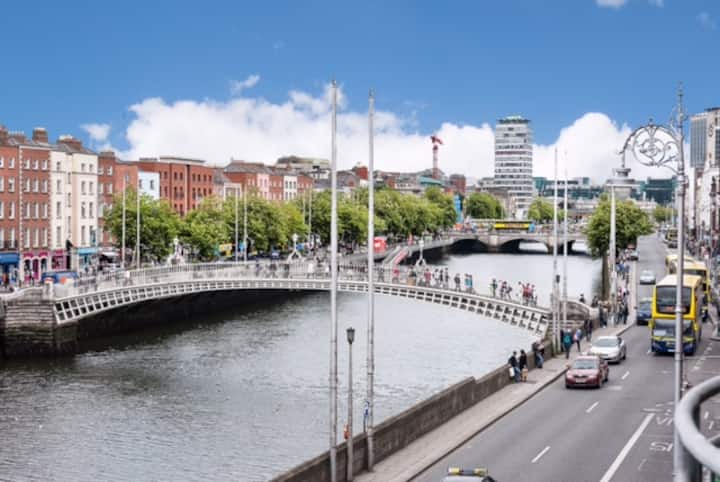 Modish Condo Overlooking River Liffey - Dublin
