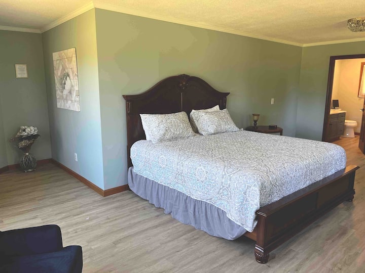 Apricus Ann Suite: Hospitality & Casual Elegance - Mystic, CT