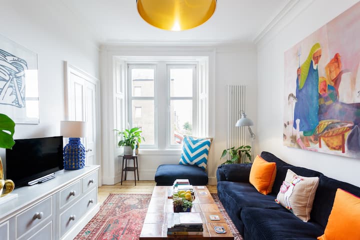Art-filled Bohemian Apartment Near Holyrood - Edinburgh