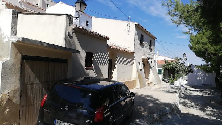 Alojamiento En Casa Cueva Típica De Chinchilla, Zona úNica Por Sus Cuevas, Vistas Y Alrededores. Ideal Para Pasar Unos Días O Larga Estancia. - Albacete