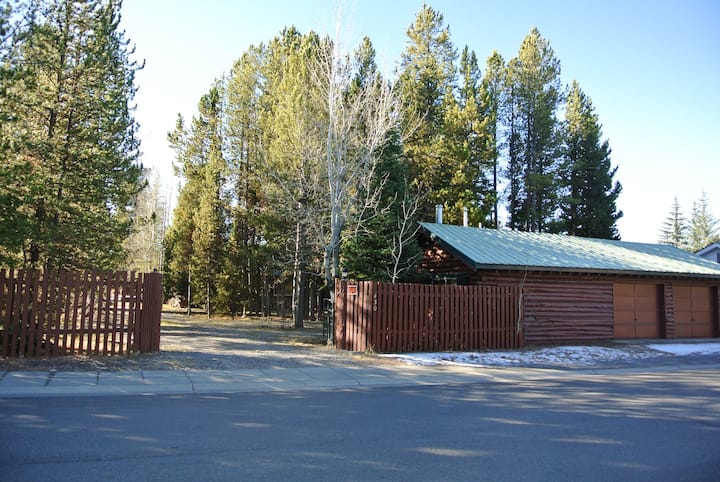 Rustic Cabin 7 - West Yellowstone, MT