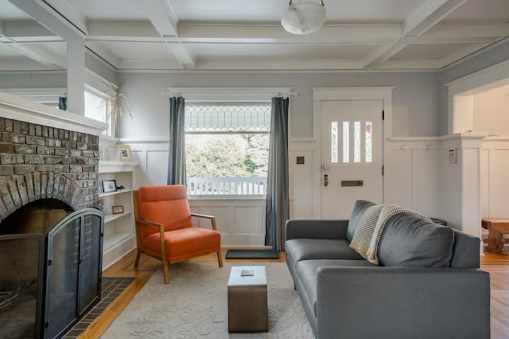 Warm And Welcoming Craftsman Near Tranquil Woodland Park - 시애틀