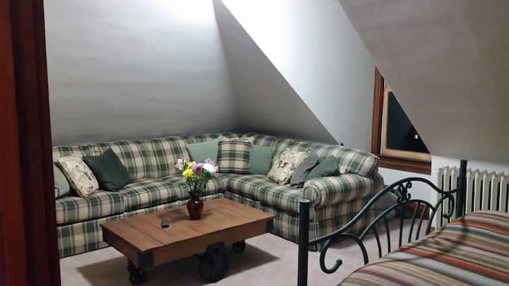 The Loft 3 Bdrm/1 Bath/kitchen Sleeps 6 - Scottdale, PA