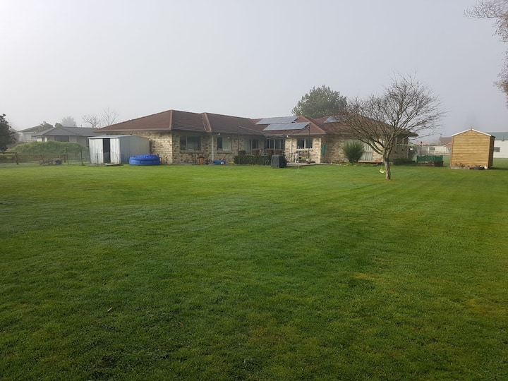 Spacious Twin Room-the Snuggly Duckling Homestead - Matamata